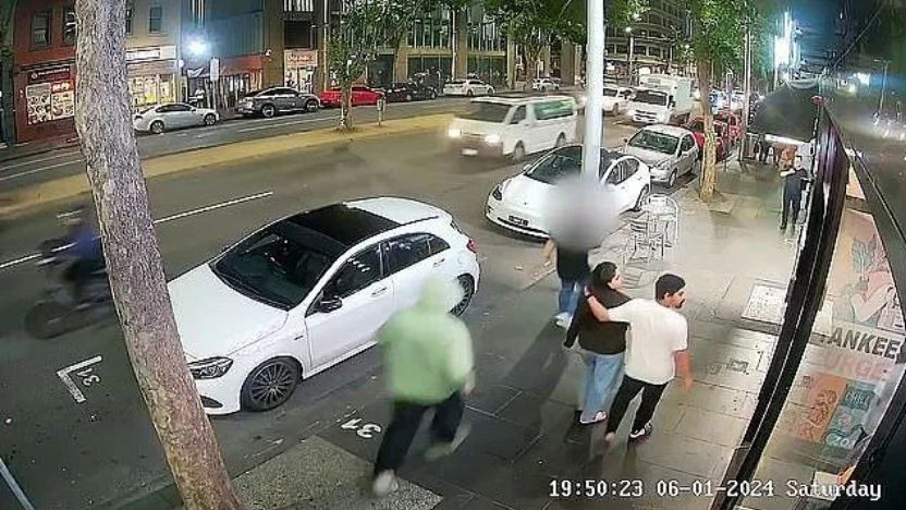 澳男持刀在墨尔本CBD随机连捅5人 被捕后一言不发拒出庭-澳洲网